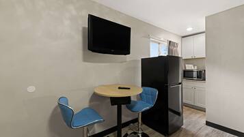 Quarto standard, 1 cama King, para não fumantes | Camas Select Comfort, individualmente mobiliados, escrivaninha