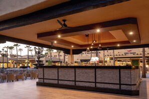 10 bares/lounges, 5 bares à beira da piscina, 5 bares junto à piscina 