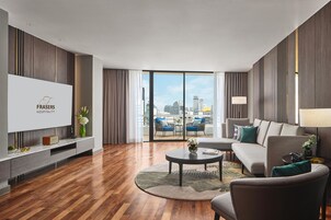 Penthouse, 3 quartos, terraço | Sala de estar | Televisor LED de 43 polegadas com canais por cabo, televisor 