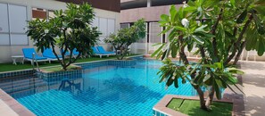 Piscina externa, espreguiçadeiras