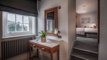 Cofres nos quartos, Wi-Fi de cortesia, roupa de cama