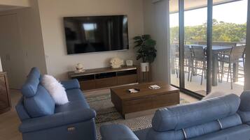 2 Bedroom Queen / Double Apartment | Área de estar | TV de tela plana 40 polegadas com canais a cabo, TV