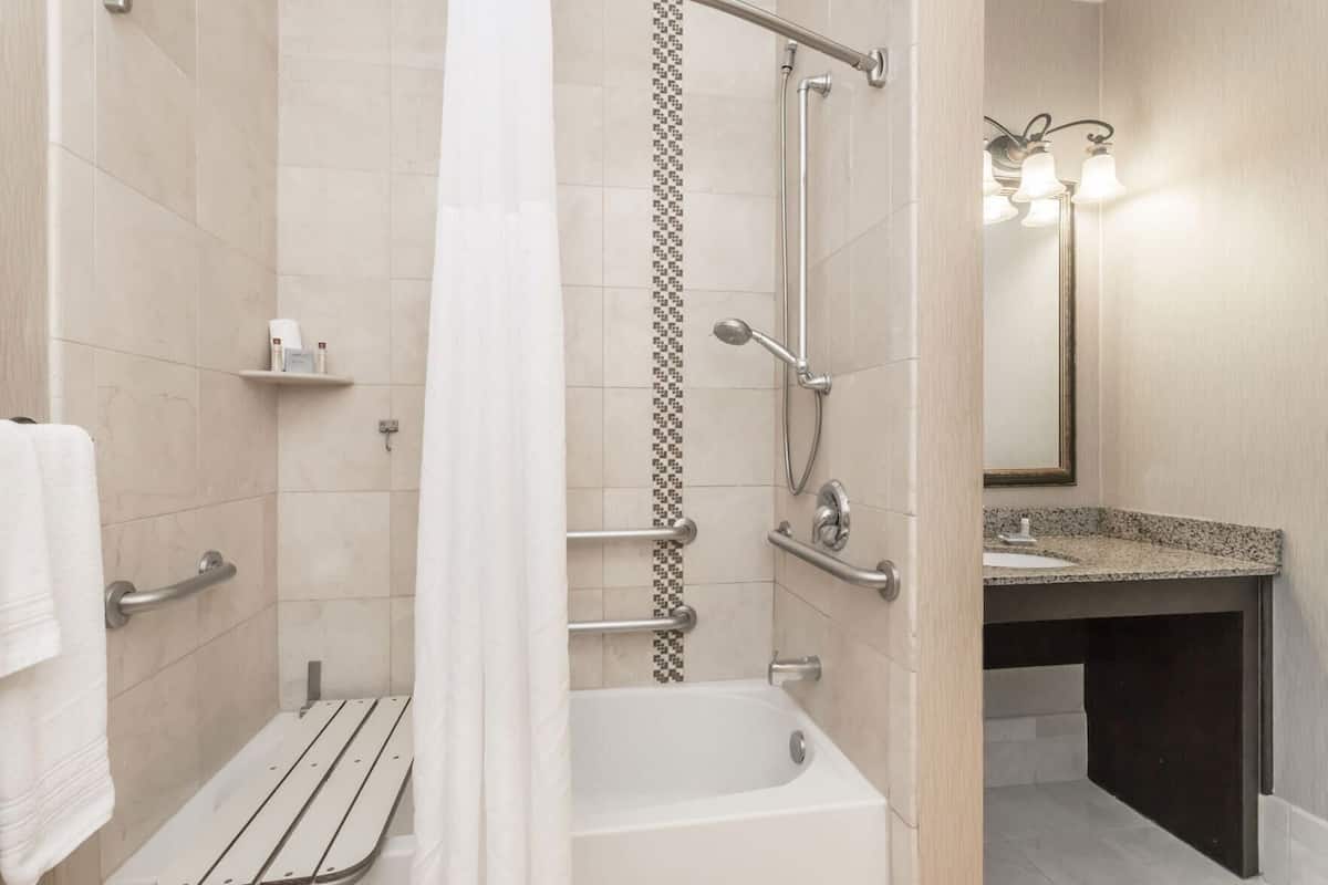 Chuveiro/banheira combinados, produtos de toalete grátis