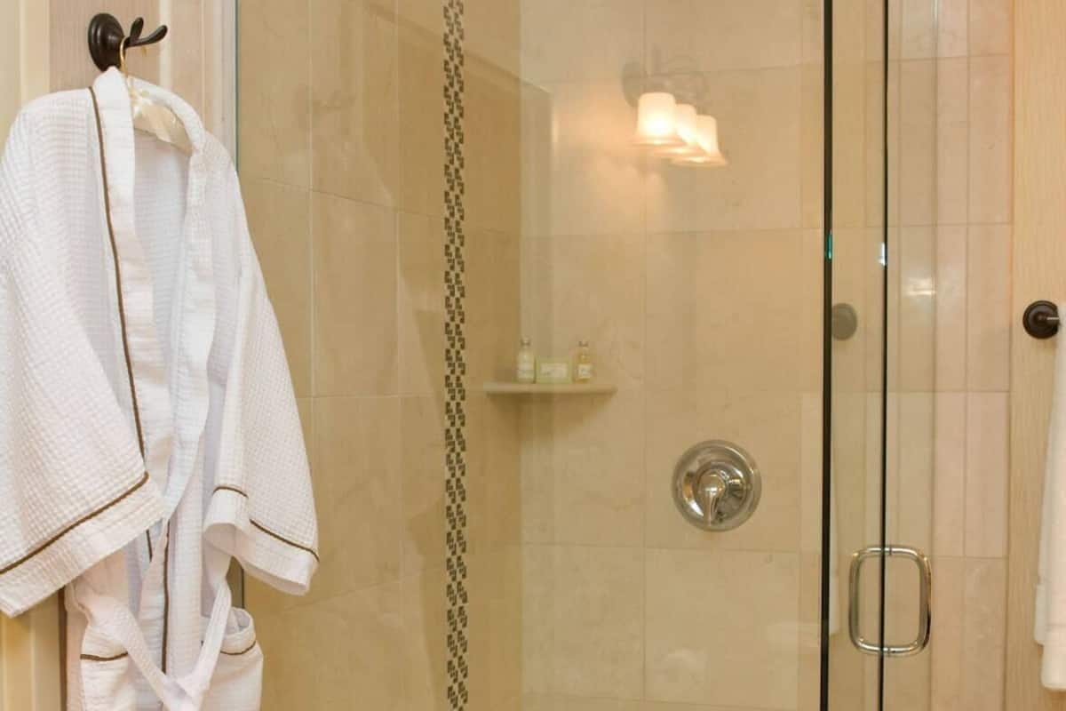 Banheiro | Chuveiro/banheira combinados, produtos de toalete grátis