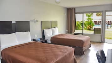 Quarto standard, 2 camas de casal, para não fumantes | Quartos à prova de som, ferros/tábuas de passar roupa, roupa de cama