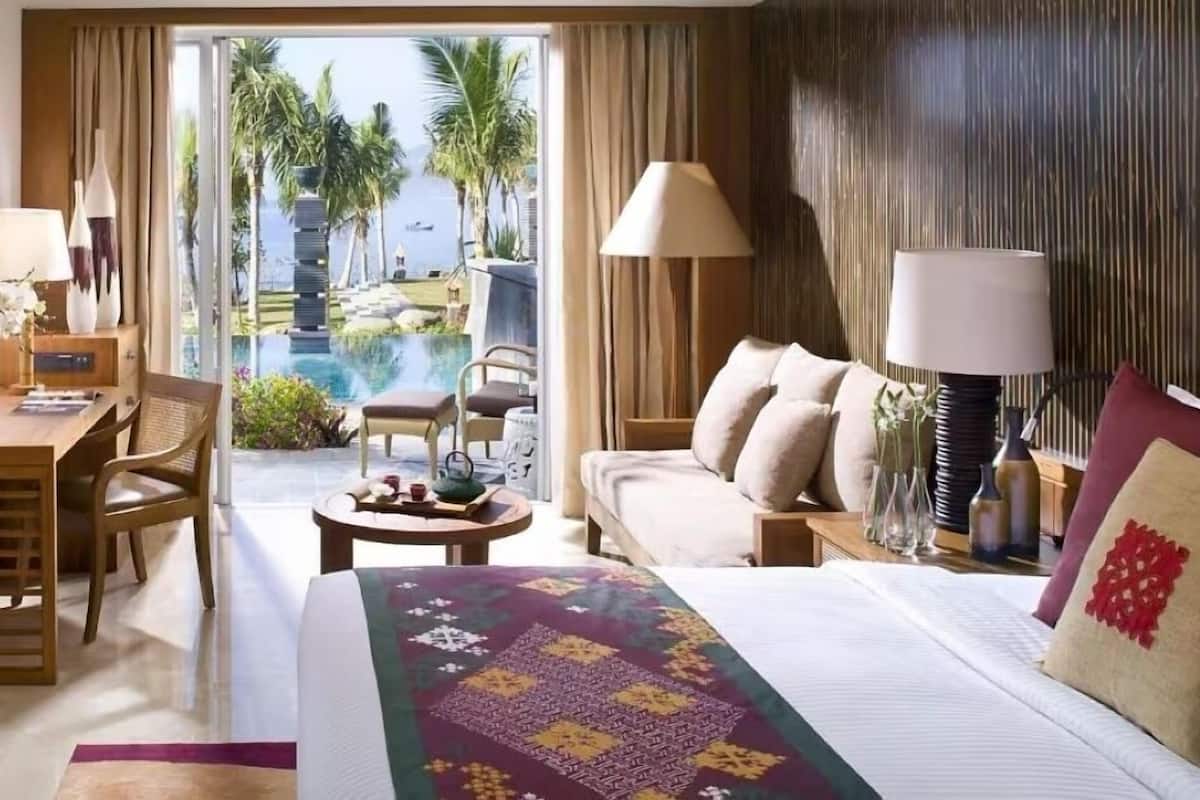 Roupa de alta qualidade, edredões de penas, minibar, cofre no quarto
