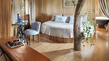Panorama Suite | Roupa de alta qualidade, minibar, cofre no quarto, secretária