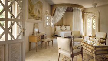 Quarto com cama, escrivaninha, cadeira e mesa de cabeceira.
