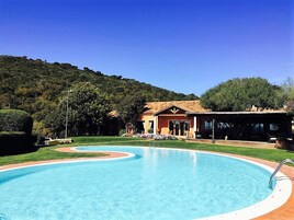 Piscina exterior sazonal, uma piscina no terraço, guarda-sóis