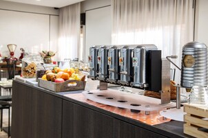 Pequeno-almoço tipo buffet diário (8 EUR por pessoa) 