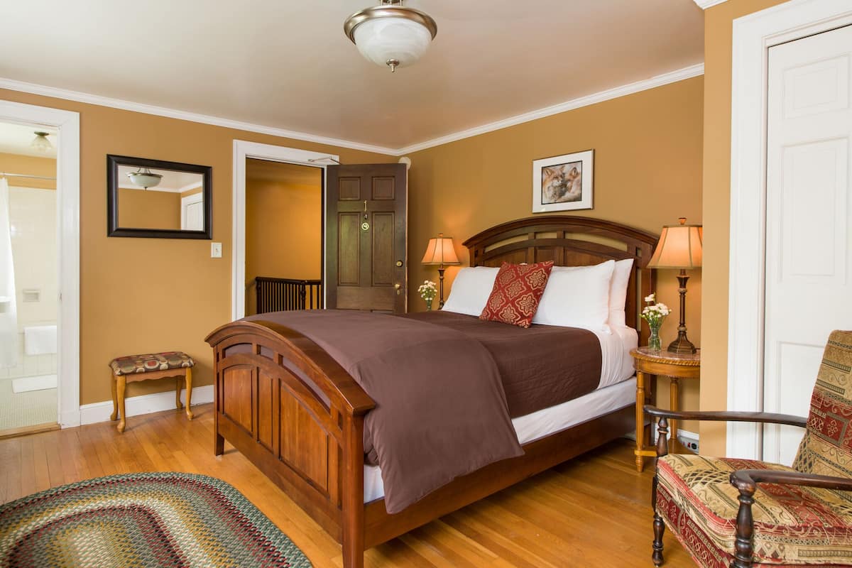 Quarto, 1 cama queen-size | Roupa hipoalergénica, secretária, ferro/tábua de engomar, Wi-fi grátis 