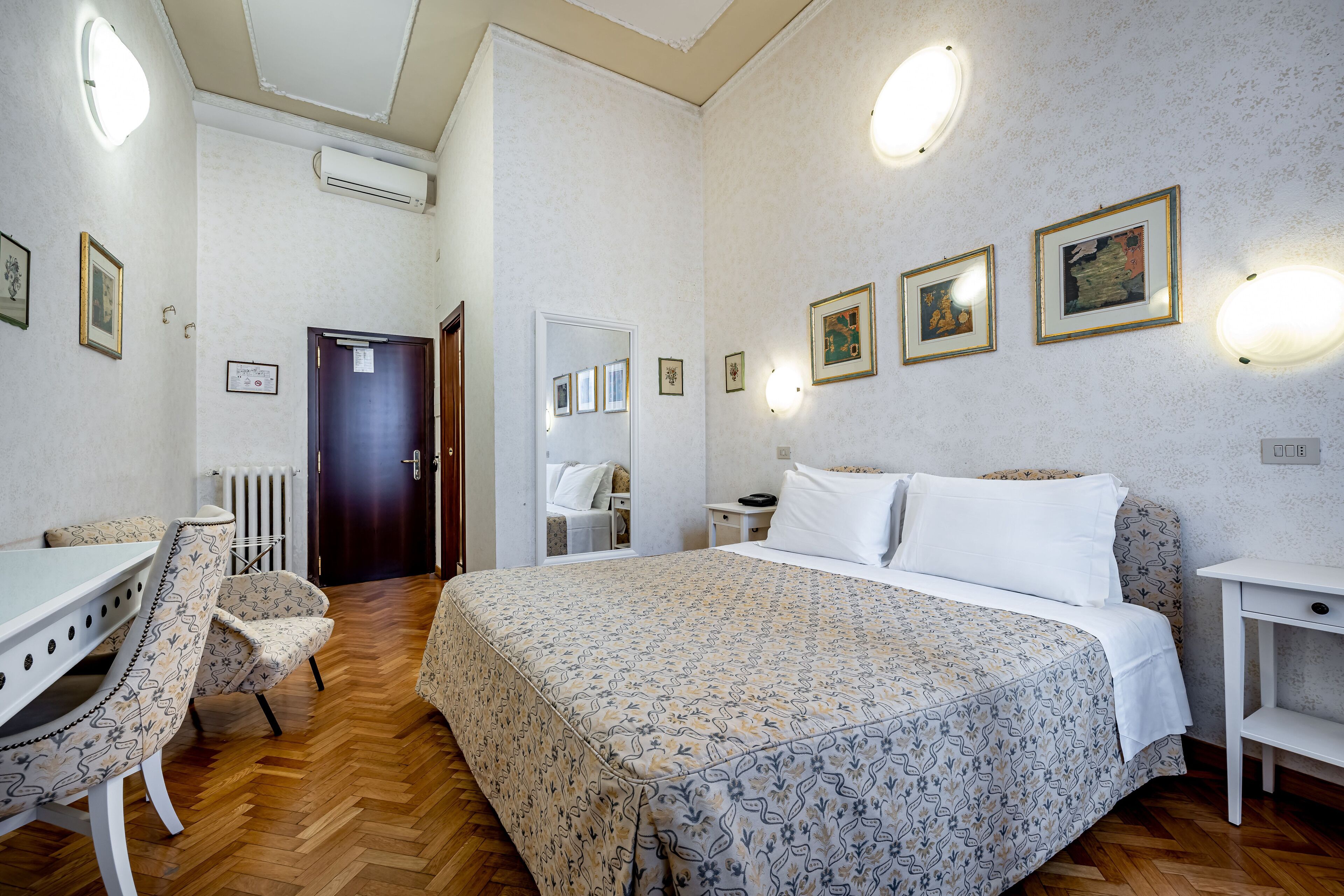 Quarto casal clássico | Roupas de cama antialérgicas, cofres nos quartos, escrivaninha