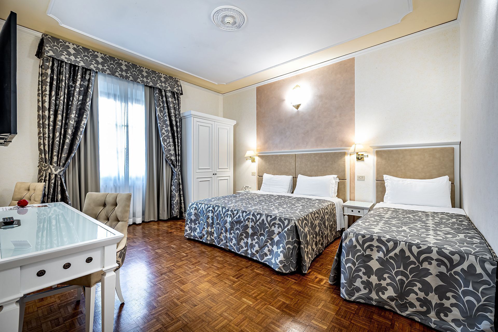 Quarto triplo | Roupas de cama antialérgicas, cofres nos quartos, escrivaninha