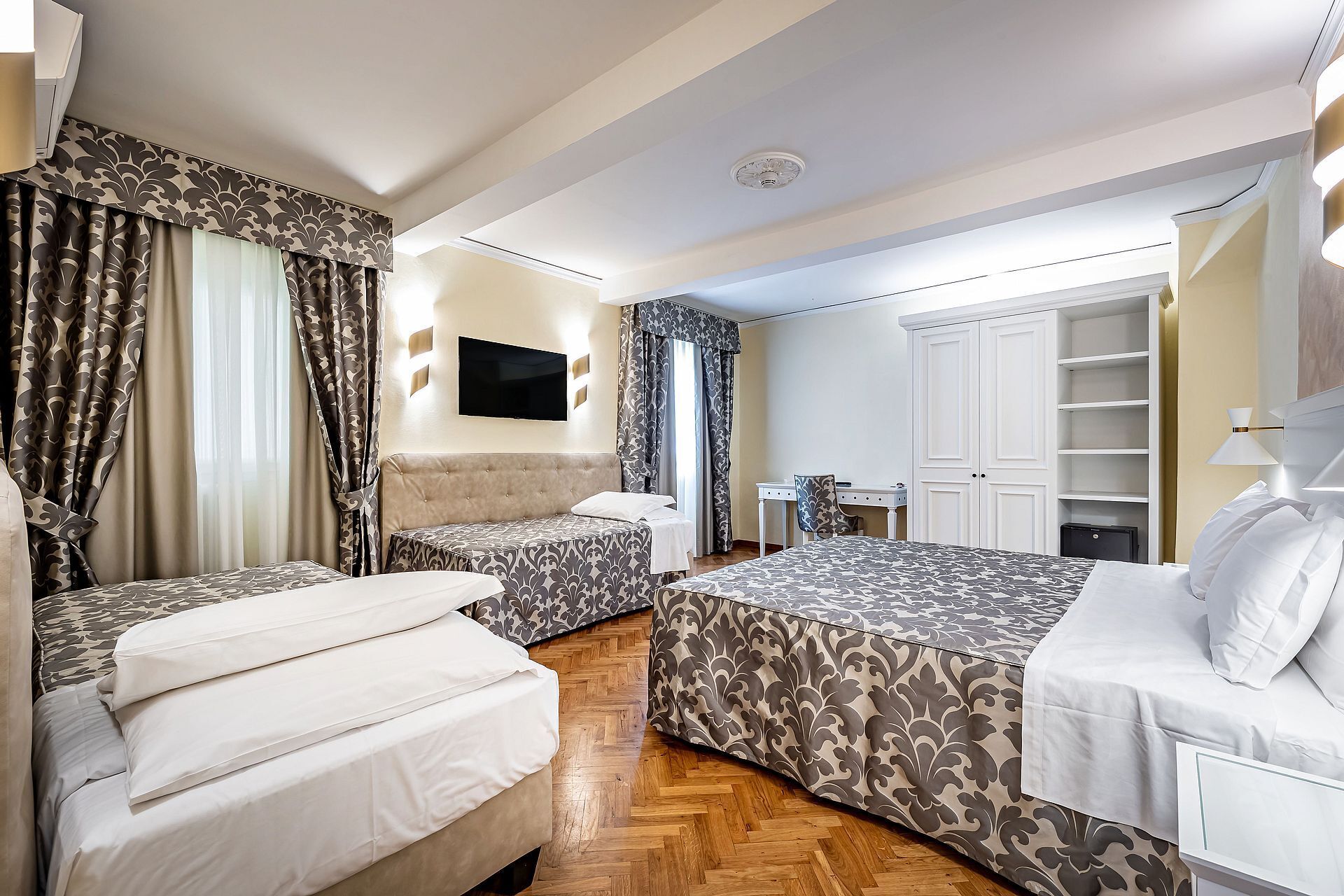 Quarto quádruplo | Roupas de cama antialérgicas, cofres nos quartos, escrivaninha