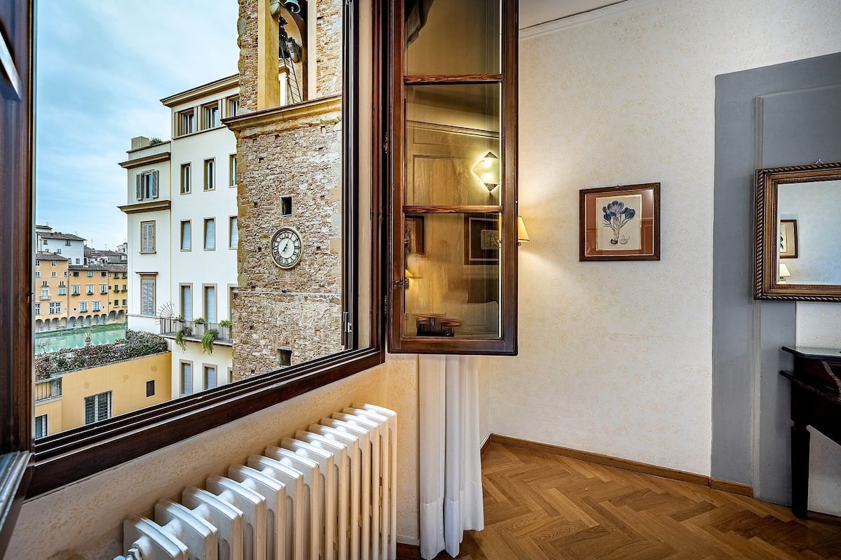 Quarto casal superior, vista para o rio | Roupas de cama antialérgicas, cofres nos quartos, escrivaninha