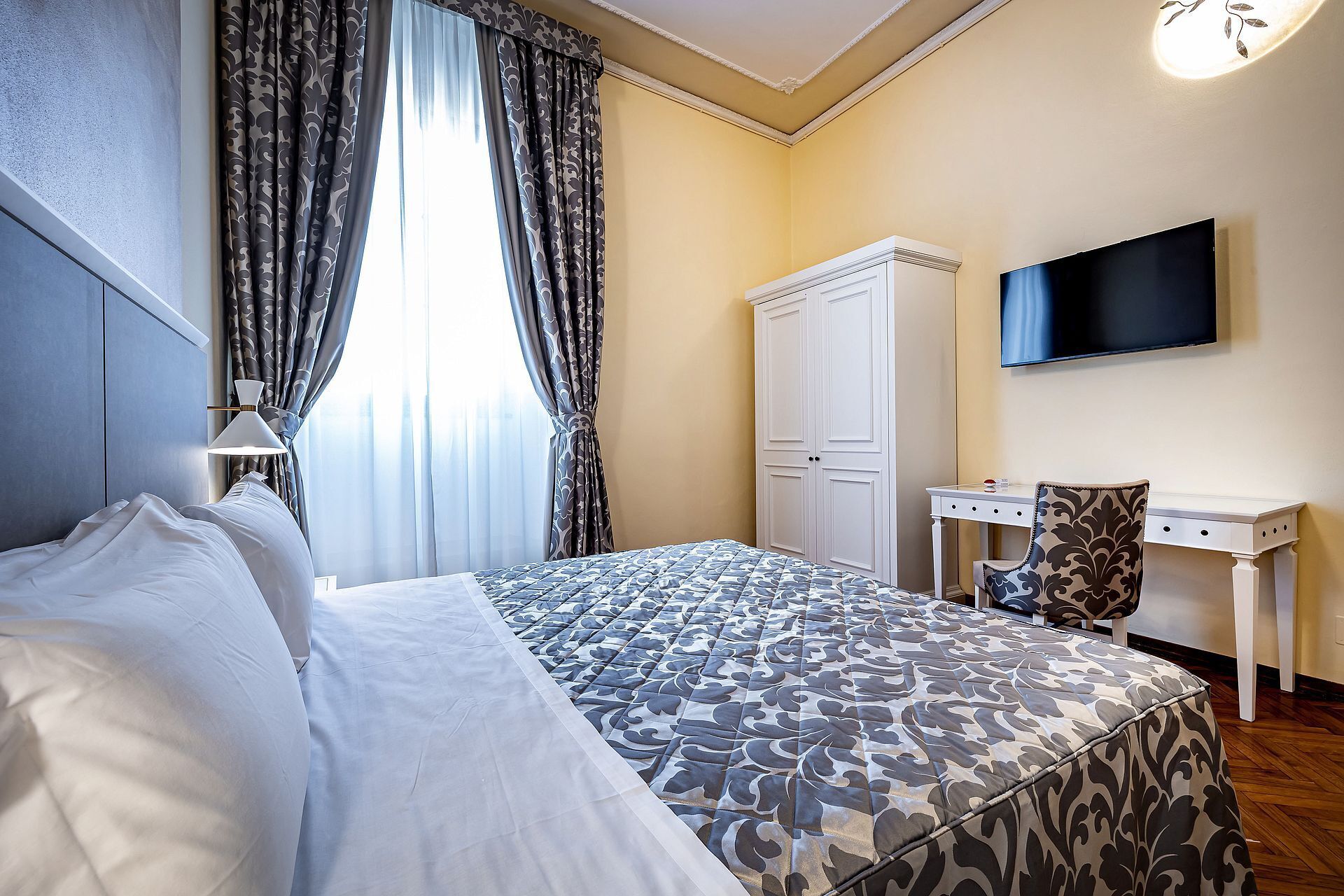 Quarto casal clássico | Roupas de cama antialérgicas, cofres nos quartos, escrivaninha