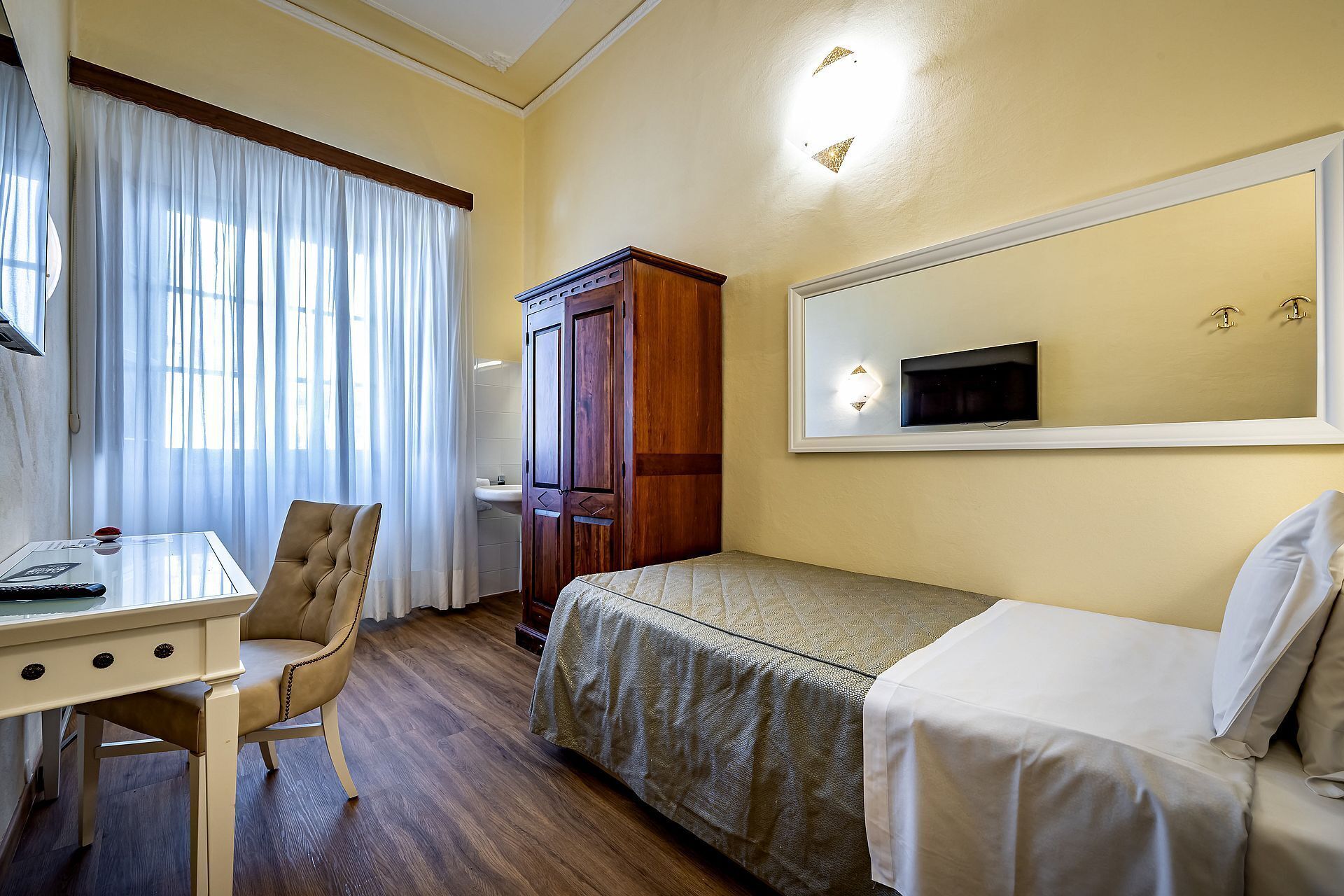 Quarto solteiro, banheiro privativo (External) | Roupas de cama antialérgicas, cofres nos quartos, escrivaninha