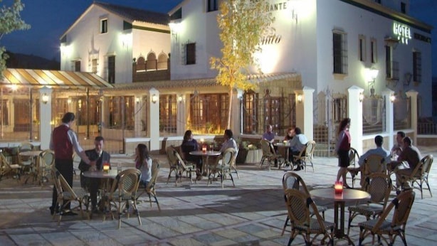 2 restaurantes: servem pequenos-almoços, almoços e jantares