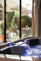 Sauna seca, banheira de hidromassagem