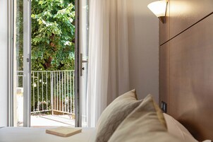 Quarto casal conforto | Cofres nos quartos, escrivaninha, cortinas blackout