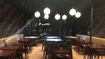 Pequeno-almoço tipo buffet diário (14 EUR por pessoa)