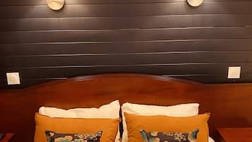 Quarto Clássico com Cama de Casal | 1 quarto, secretária, secretária adequada para computadores portáteis
