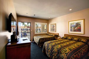 Quarto standard, 2 camas de casal | Ferros/tábuas de passar roupa, Wi-Fi de cortesia, roupa de cama