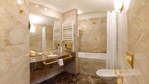 Suite Royal | Casa de banho | Produtos de higiene exclusivos, um secador de cabelo, roupões, chinelos 