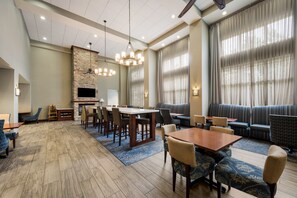 Café da manhã com buffet grátis todos os dias