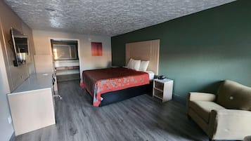 Quarto, 1 cama King e sofá-cama, para não fumantes | Ferros/tábuas de passar roupa, Wi-Fi de cortesia, despertadores