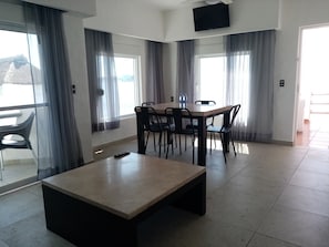 Quarto Standard, várias camas, não fumadores | Sala de estar | Televisor LCD de 22 polegadas com canais por cabo, televisor