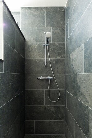 Quarto duplo luxo, 2 camas de solteiro | Banheiro | Chuveiro, produtos de toalete grátis, secador de cabelo