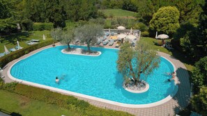 Piscina externa, espreguiçadeiras