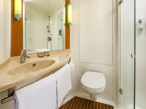 Roupas de cama antialérgicas, cofres nos quartos, escrivaninha