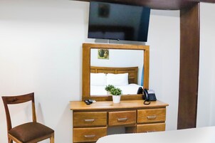 Quarto superior, 1 cama King | Frigobar, cofres nos quartos, ferros/tábuas de passar roupa