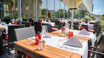 Serviço de café da manhã e jantar, vistas para o jardim