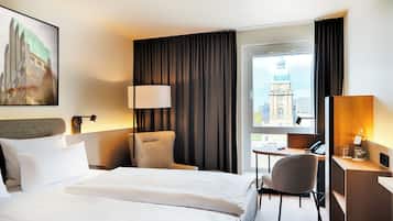 Quarto casal luxo, vista para a cidade | Roupas de cama premium, cofres nos quartos, escrivaninha