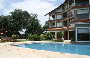 Piscina exterior, guarda-sóis, espreguiçadeiras