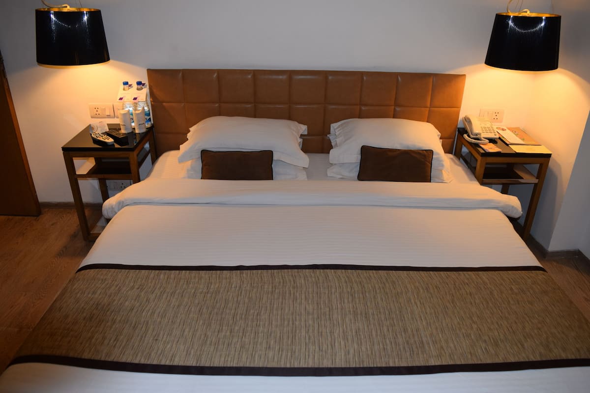 Quarto Duplo Deluxe | Minibar, cofre no quarto, secretária