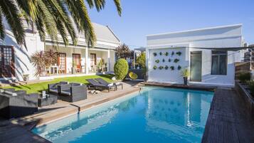 Piscina externa, guarda-sóis, espreguiçadeiras