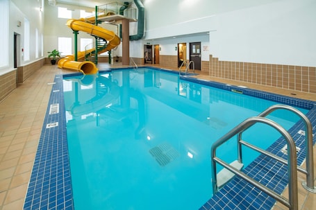 Piscina interior . Quality Inn And Suites Lethbridge