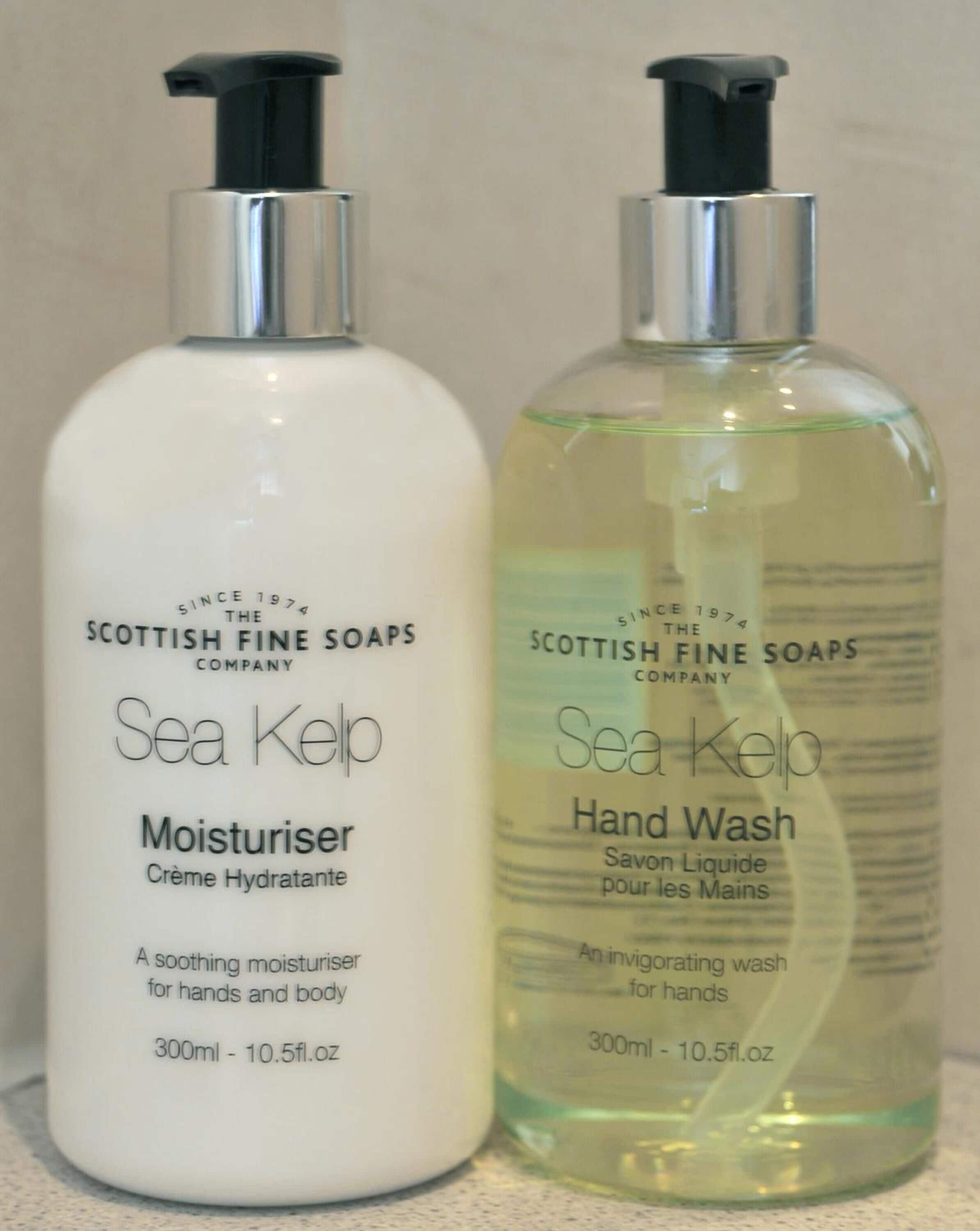 Duas embalagens de produtos de alga marinha da Scottish Fine Soaps, uma identificada como 'Sea Kelp Moisturiser' e a outra como 'Sea Kelp Hand Wash'.