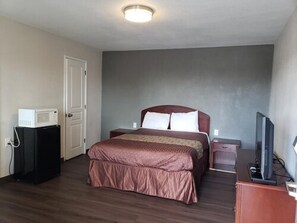 Quarto standard, 1 cama Queen | Escrivaninha, Wi-Fi de cortesia, roupa de cama
