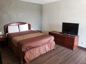 Quarto standard, 1 cama Queen | Escrivaninha, Wi-Fi de cortesia, roupa de cama