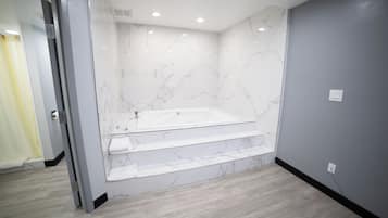 Suite-Estúdio, 1 cama king-size, não fumadores | Casa de banho | Uma combinação polibã/banheira, um secador de cabelo