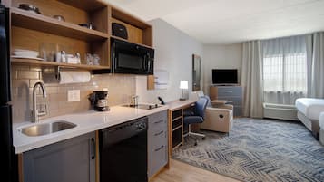 Roupas de cama premium, escrivaninha, espaço de trabalho para notebook