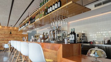 3 restaurantes: servem pequenos-almoços, almoços e jantares