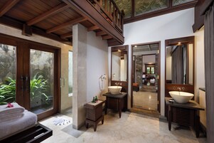 Suite Pool Villa | Banheiro | Produtos de toalete grátis, secador de cabelo, roupões de banho, bidê