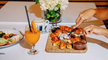 Pequeno-almoço tipo buffet diário mediante uma taxa