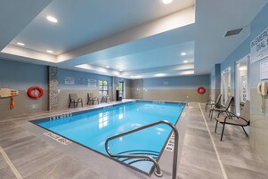 Uma piscina com pistas demarcadas, sinalização de segurança e um flutuador.